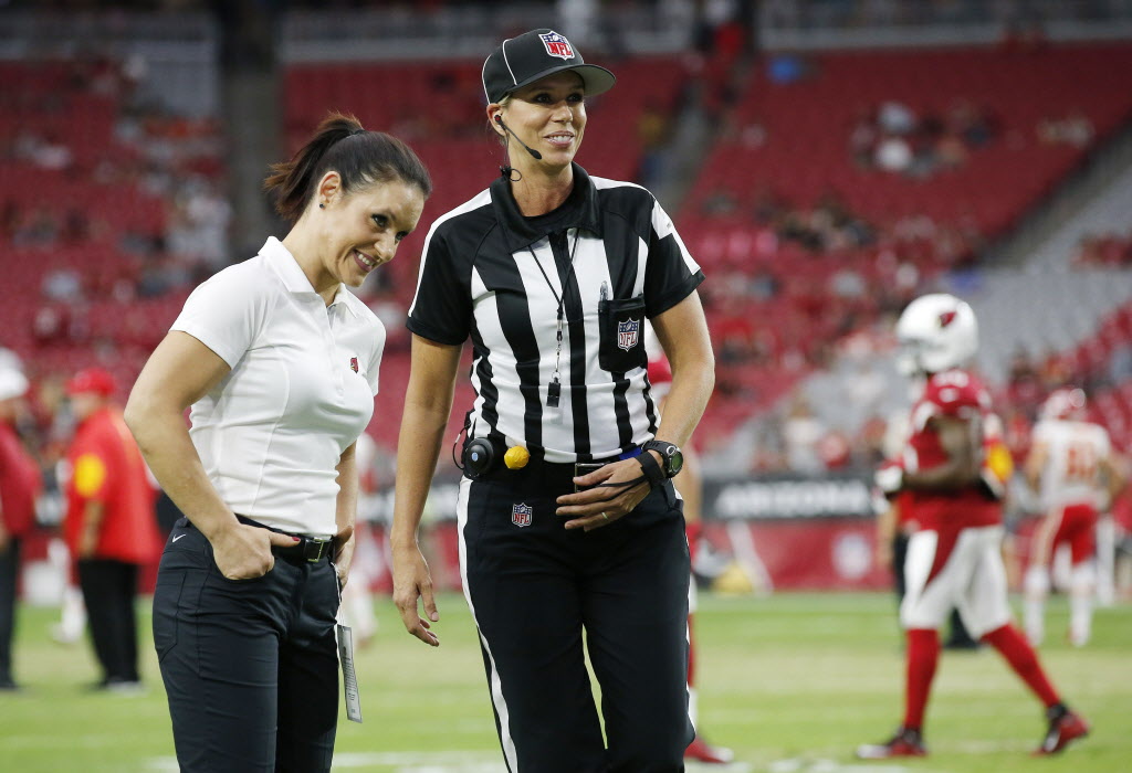 Jen Welter and Sarah Thomas met on the field and it was awesome ...