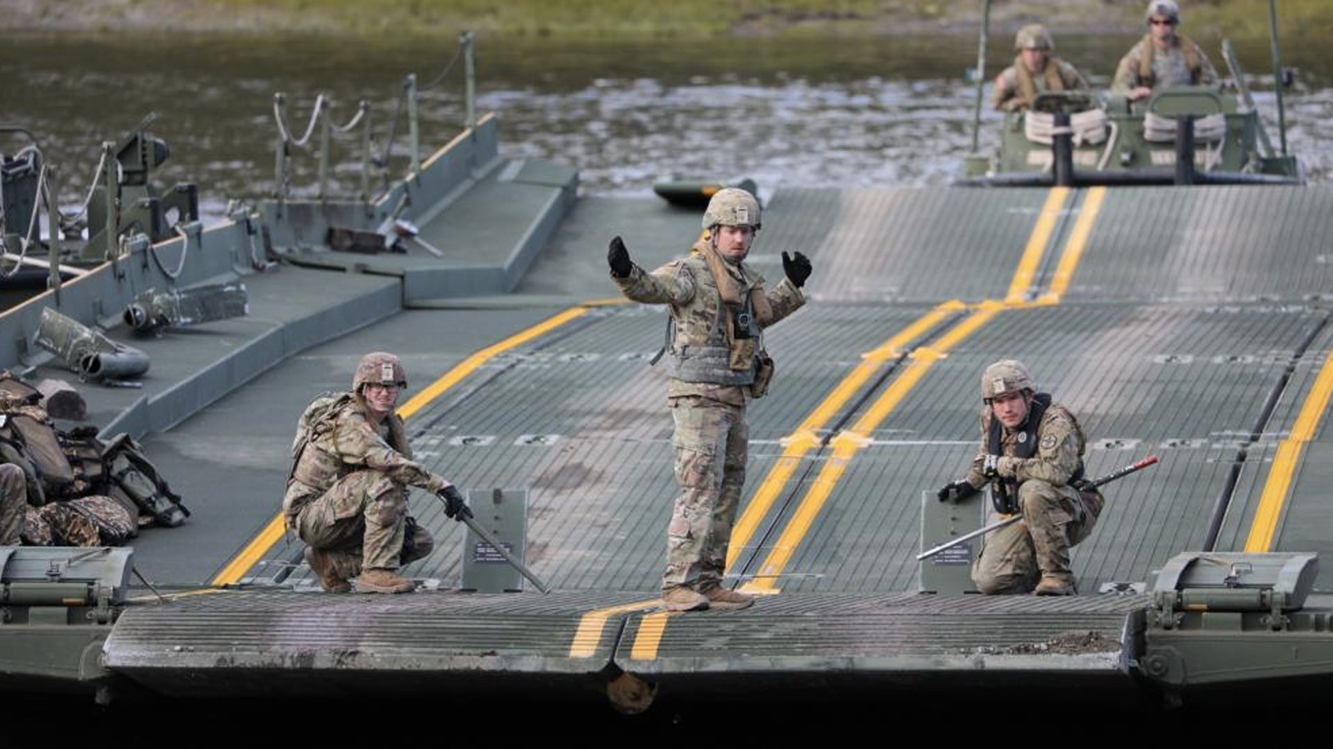 US soldiers just showed Russia how a competent army performs a bridge ...