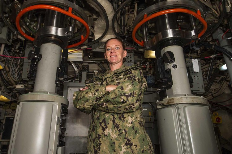 First Woman to Serve As 'Chief of the Boat' on A Submarine Reports for ...