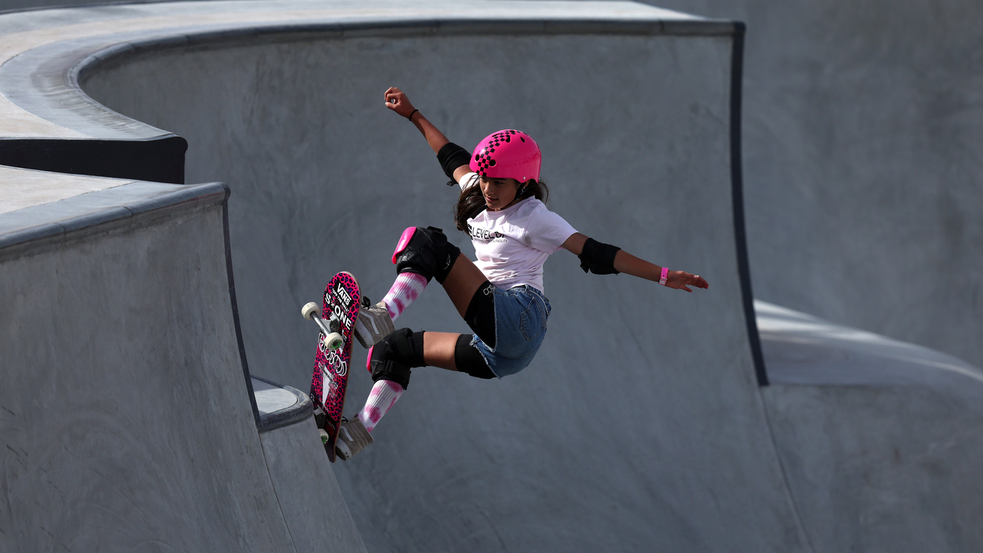 This 13-year-old skateboarder just made history in front of Tony Hawk ...