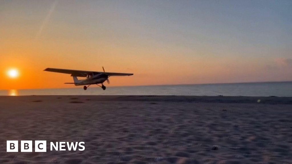 The moment pilot makes emergency landing on US beach | RallyPoint